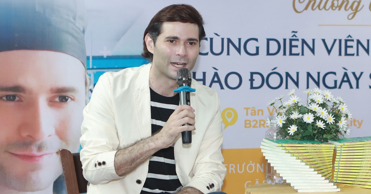 Charlie Win - Anh đầu bếp điển trai tặng sách, giao lưu cùng khán giả